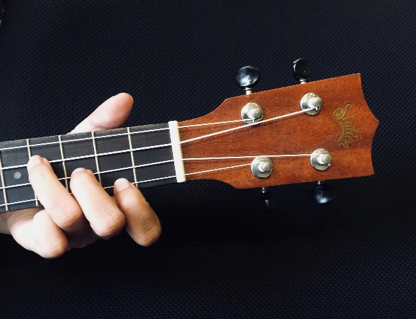 12 Hợp Âm Ukulele Cơ Bản Nhất Cho Người Mới Tập - Gió Guitar Đà Nẵng